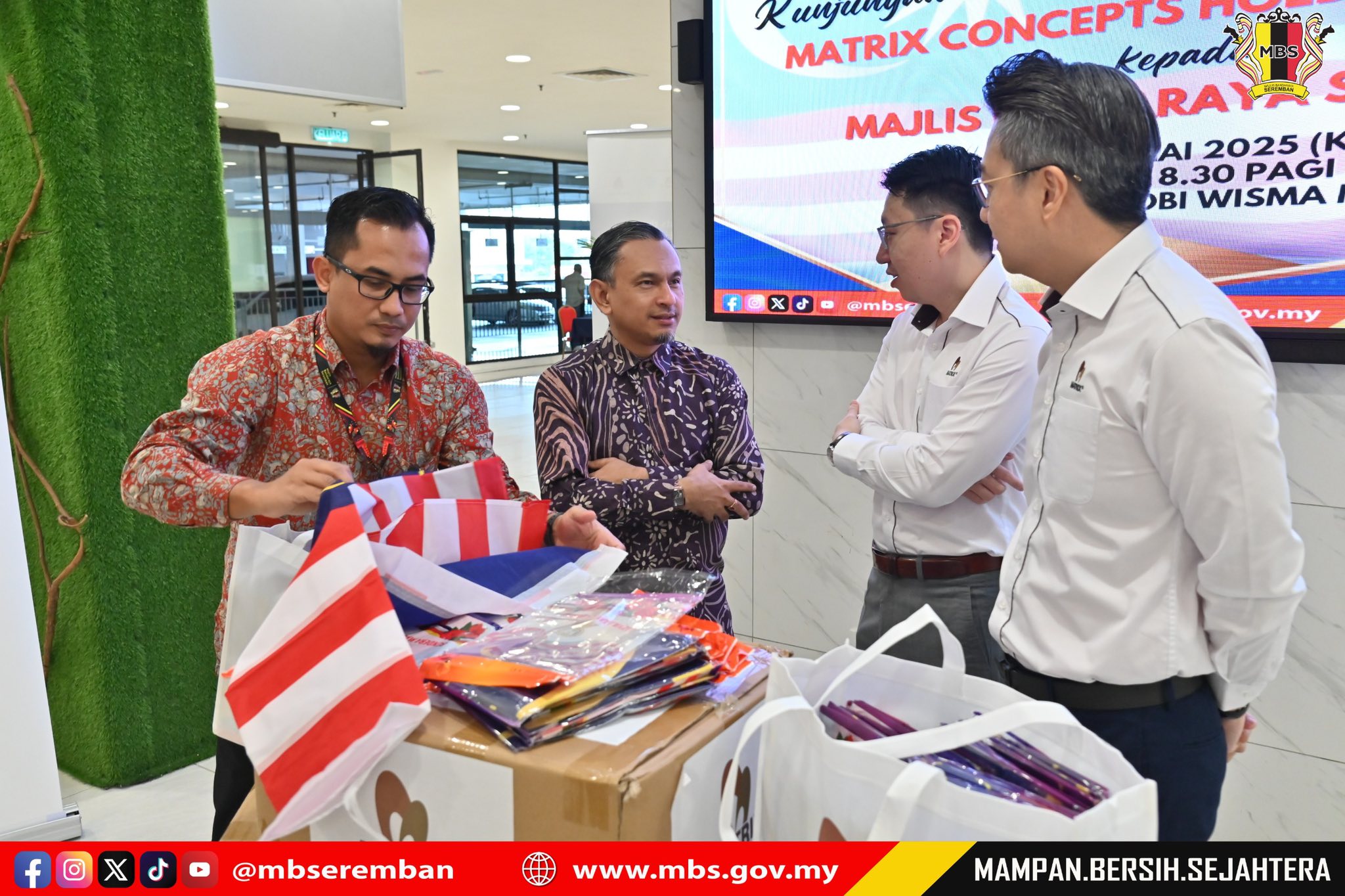 PENYERAHAN BENDERA JALUR GEMILANG DARIPADA MATRIX CONCEPTS HOLDINGS BERHAD KEPADA MBS | Official ...